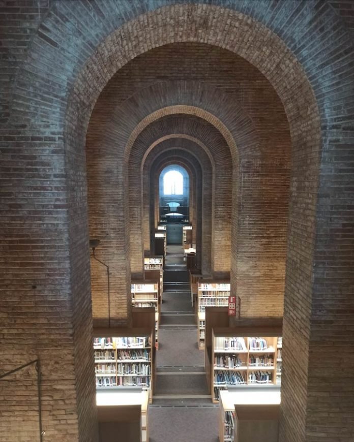 One of the best libraries in Barcelona: Dipòsit de les Aigües ...