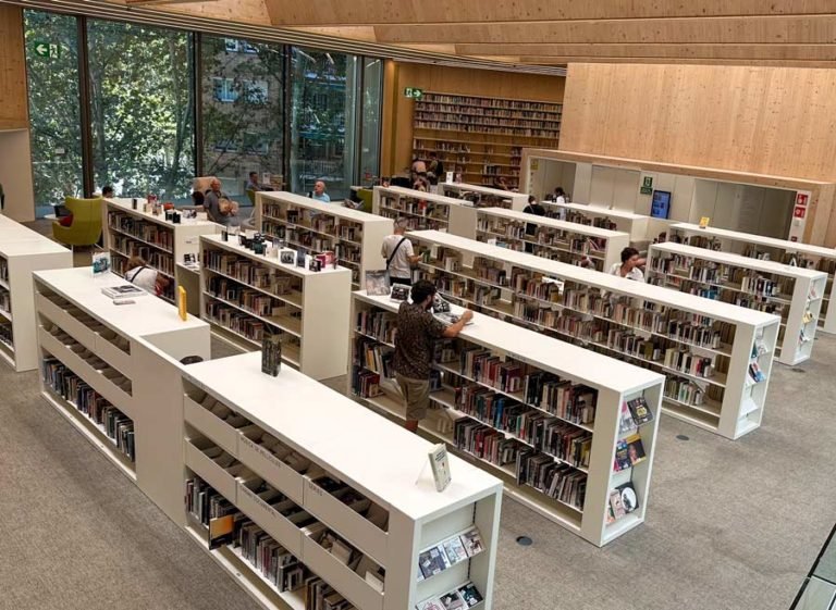 Awarded library in Barcelona: Biblioteca Gabriel García Márquez ...